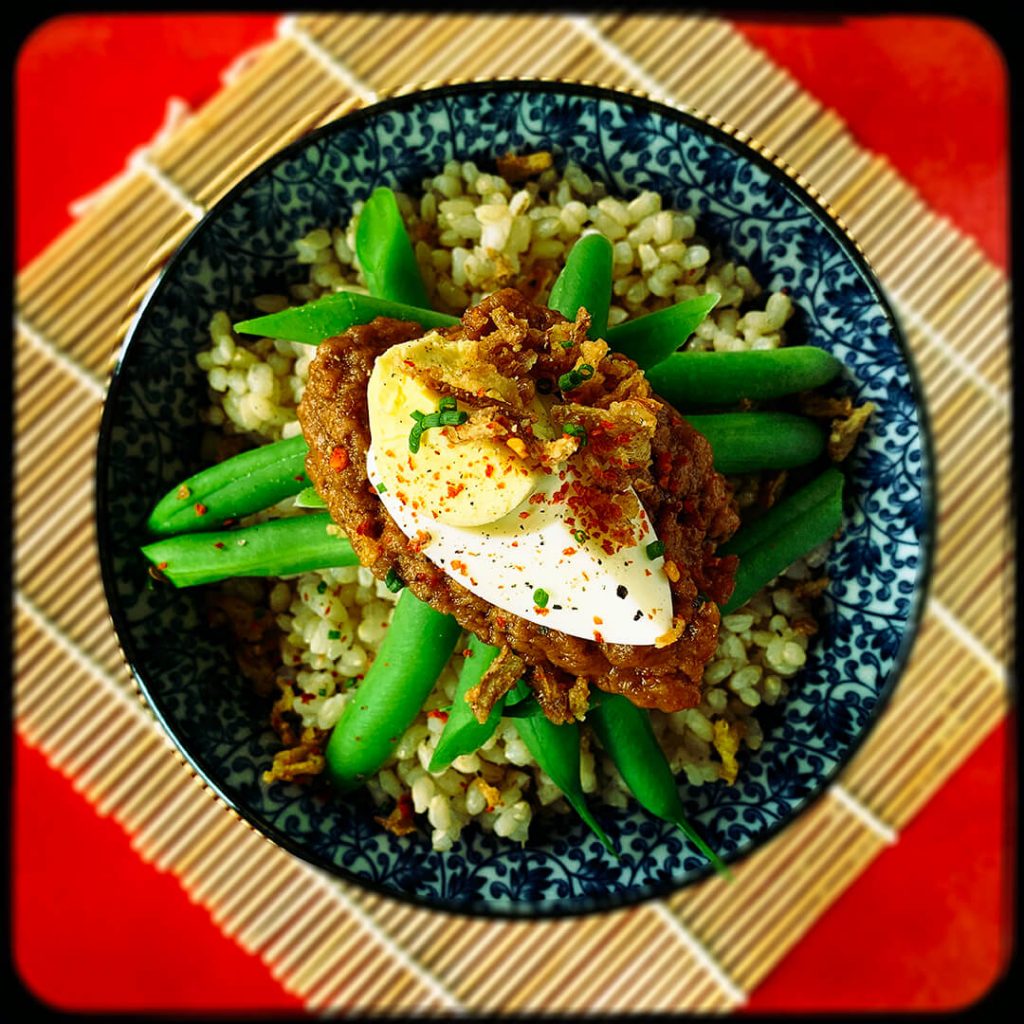 De lekkerste sperzieboon recept met rijst, ei en pindasaus tienkookt.com